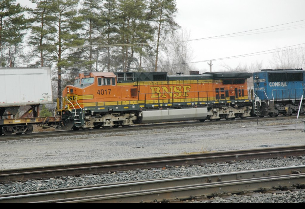 BNSF 4017, East on NS